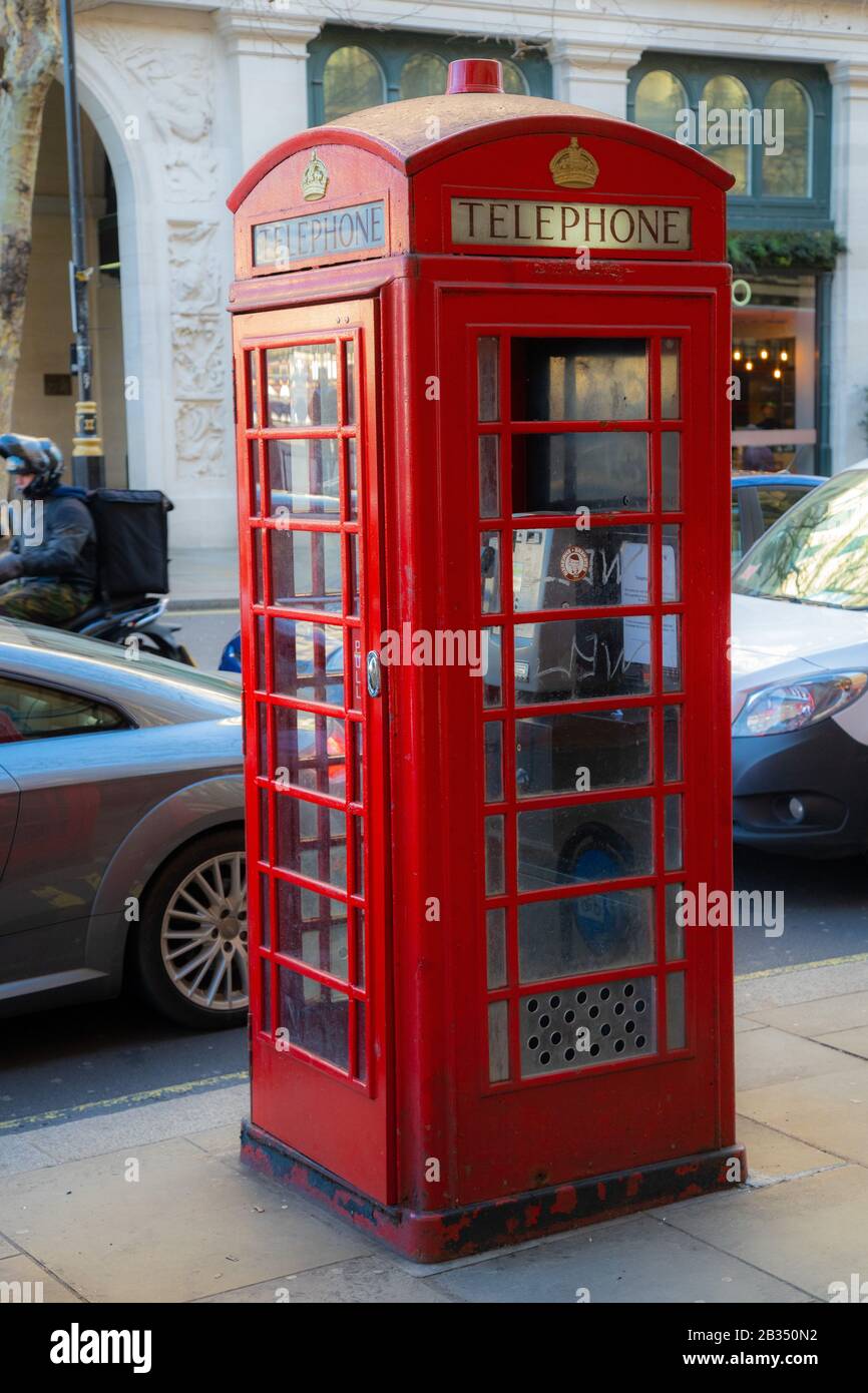 Traditional phonebooth at London Stock Photo - Alamy