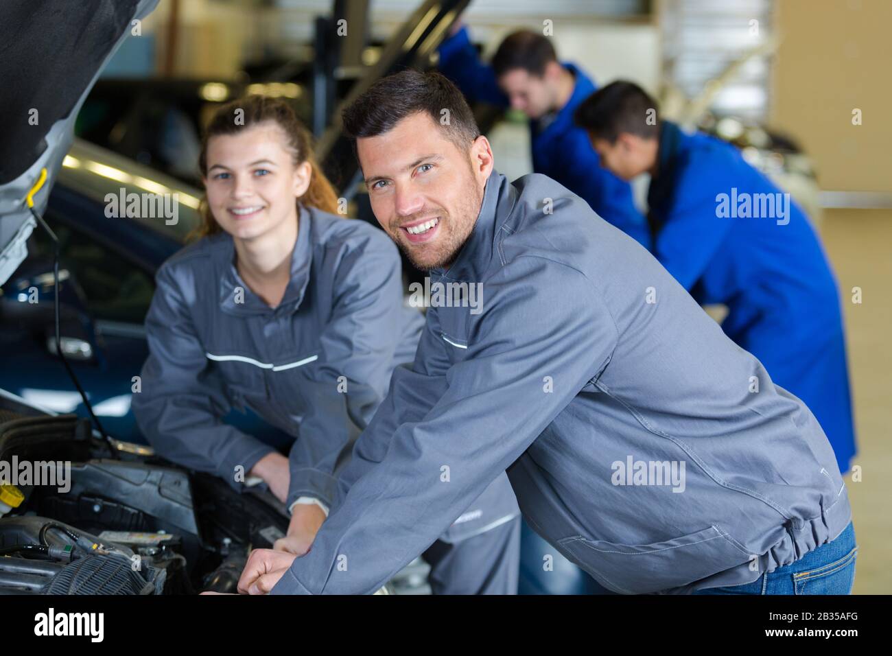 Teen girl mechanic hi-res stock photography and images - Alamy