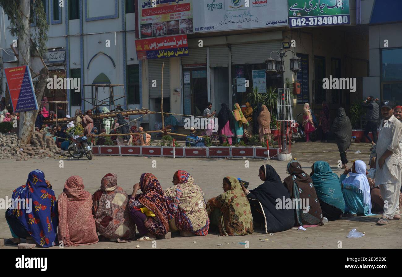 Lahore, Pakistan. 03rd Mar, 2020. A large number of Pakistani poor ...