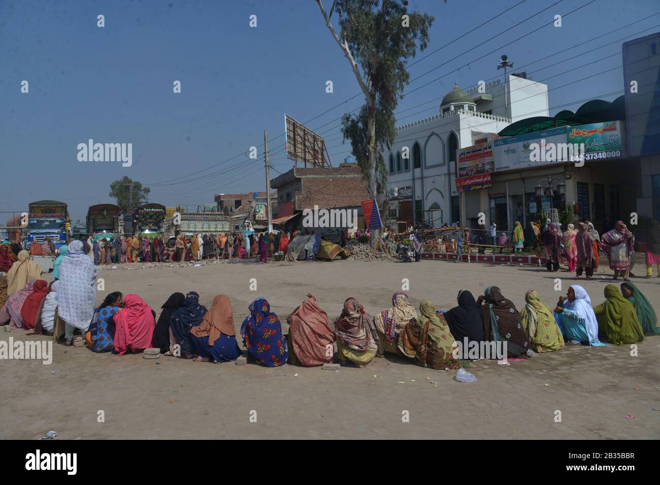 Lahore, Pakistan. 03rd Mar, 2020. A large number of Pakistani poor ...