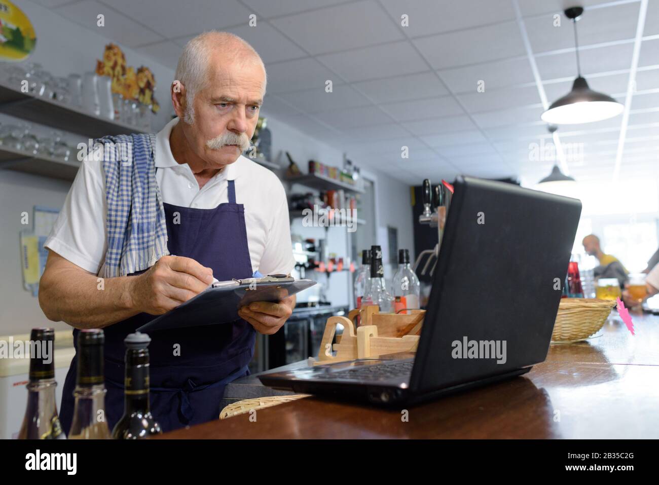 Bartenders occupation hi-res stock photography and images - Alamy