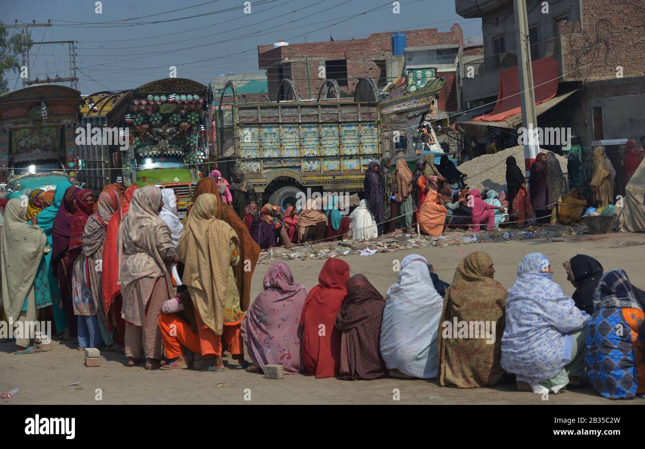 Lahore, Pakistan. 03rd Mar, 2020. A large number of Pakistani poor ...