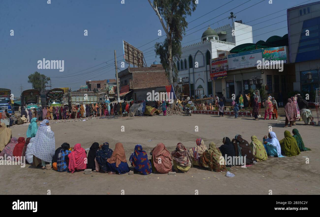 Lahore city and women hi-res stock photography and images - Alamy