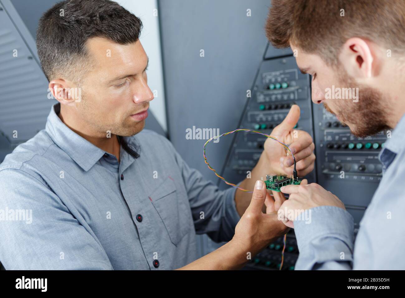 Two workers electricity cables hi-res stock photography and images - Alamy