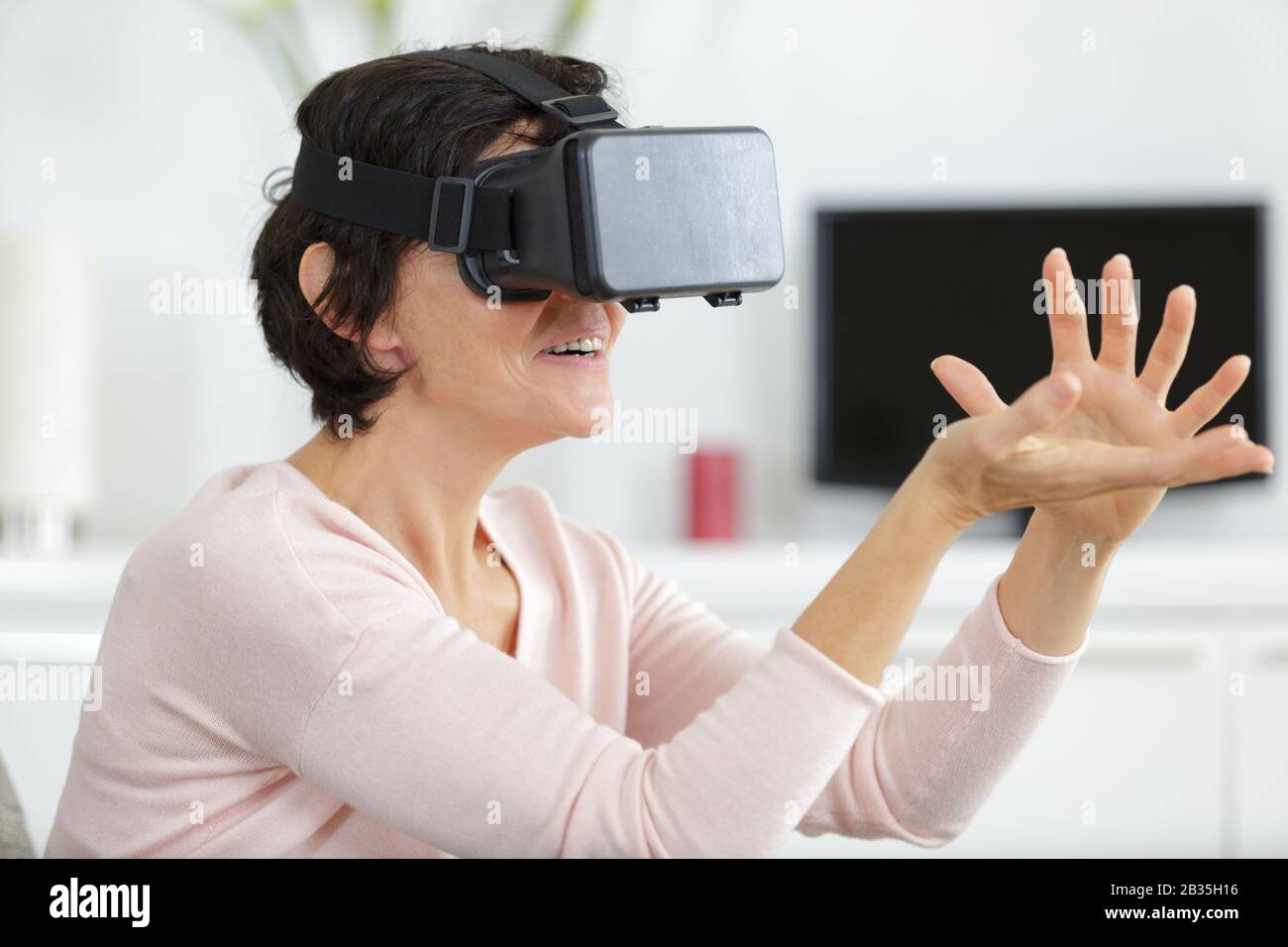 mature woman using vr headset in the house Stock Photo - Alamy