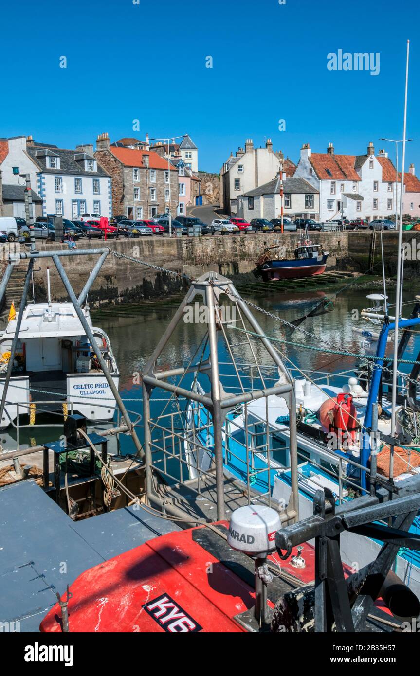 Pittenweem fife harbour fishing boats hi-res stock photography and ...