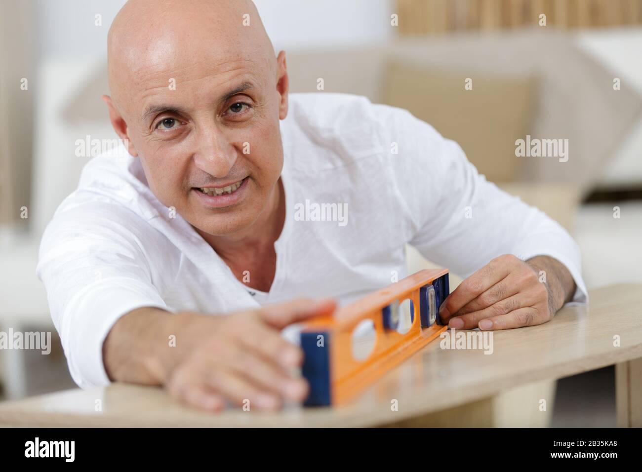 man holding a level Stock Photo - Alamy