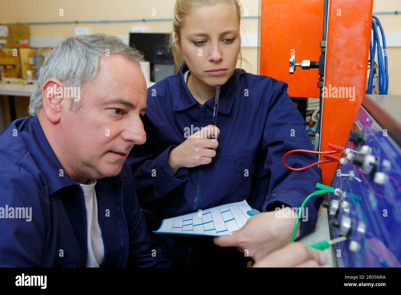 portrait of aircraft engineer and apprentice Stock Photo - Alamy