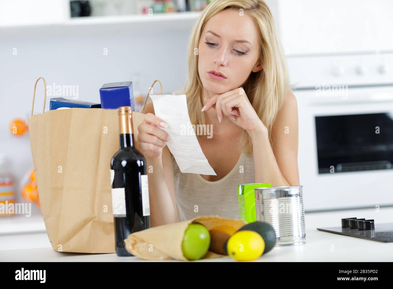 Long grocery receipt hi-res stock photography and images - Alamy
