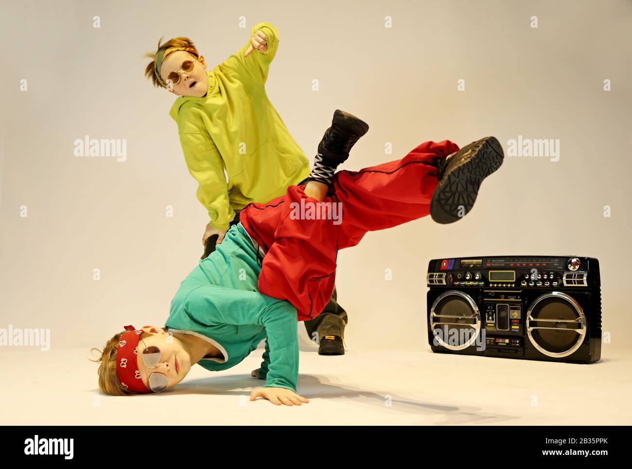 dancing kids, breakdance kids Stock Photo - Alamy