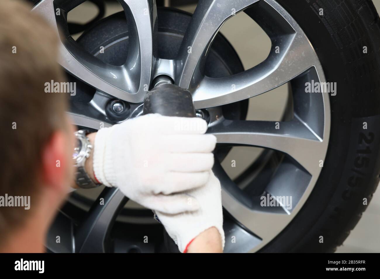 Professional skilled garage worker Stock Photo - Alamy