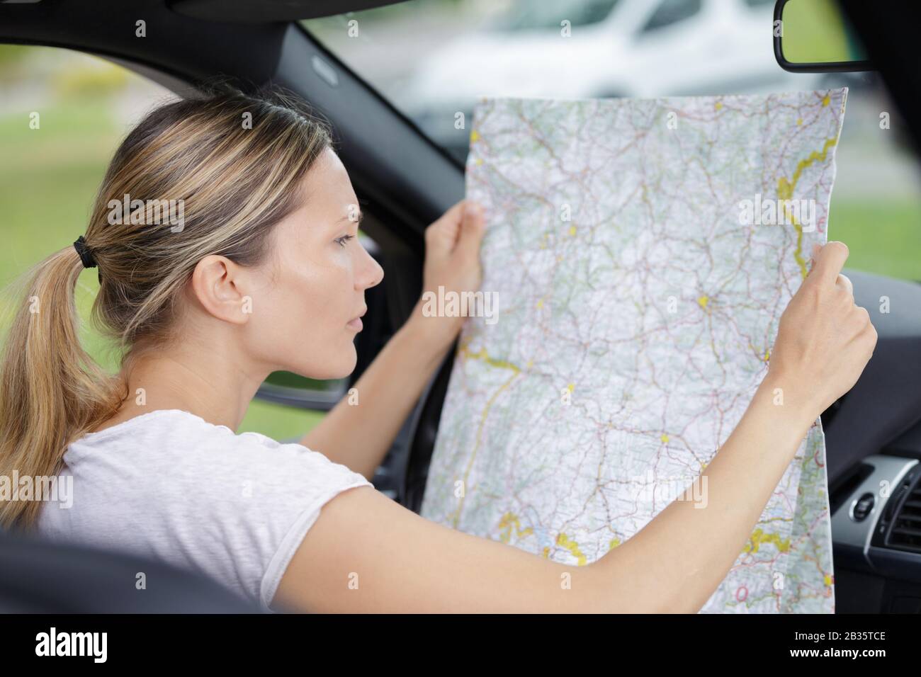 Reading map inside car hi-res stock photography and images - Alamy