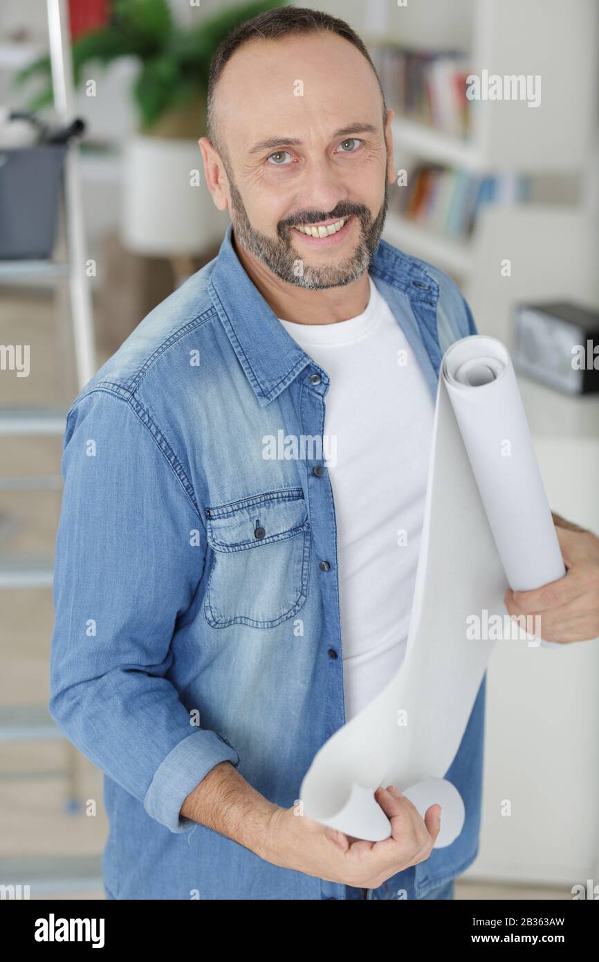 Wallpapering couple hi-res stock photography and images - Alamy