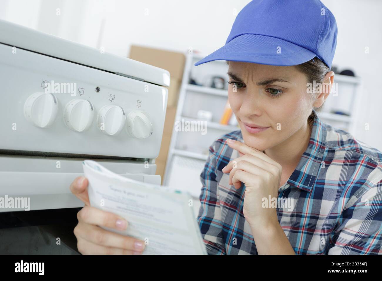 Reads notes hi-res stock photography and images - Alamy