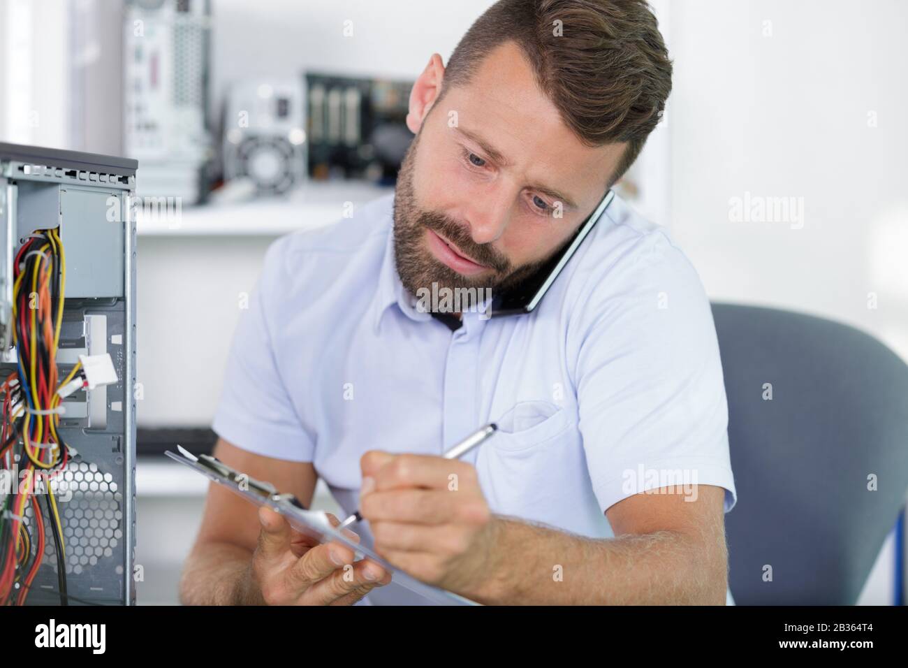 talking to pc owner on the phone Stock Photo - Alamy