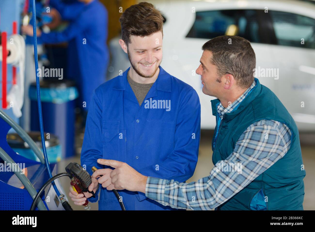 portrait of mechanic and apprentice talking Stock Photo - Alamy