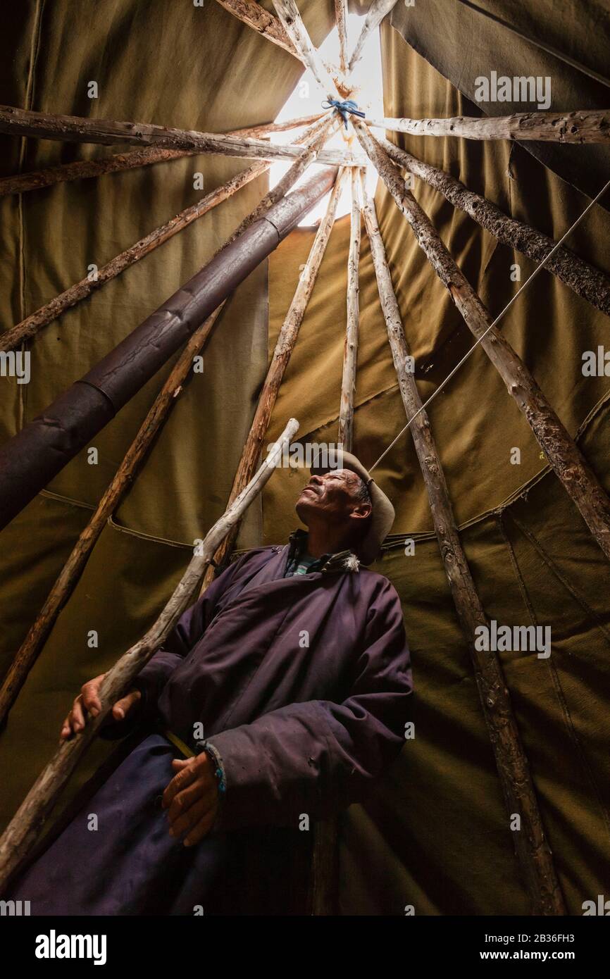 Altitude tent inside hi-res stock photography and images - Alamy