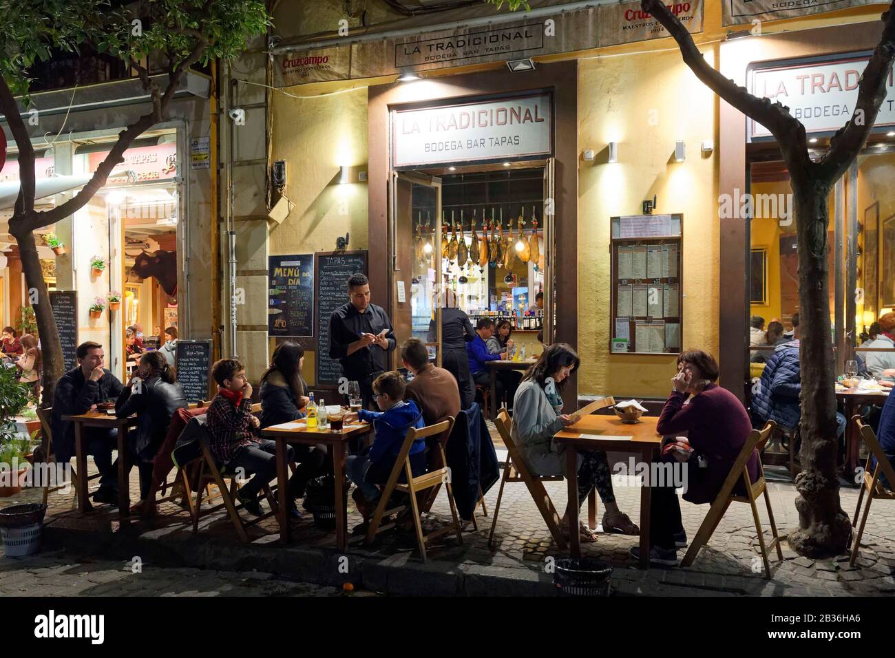 Spain, Andalusia, Seville, Santa Cruz district, La Tradicional, Bodega ...