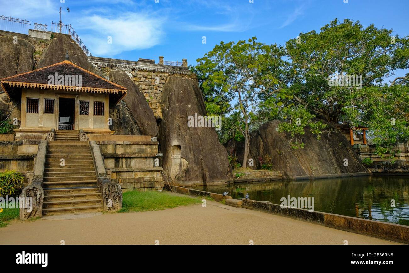 Anuradhapura maha viharaya hi-res stock photography and images - Alamy