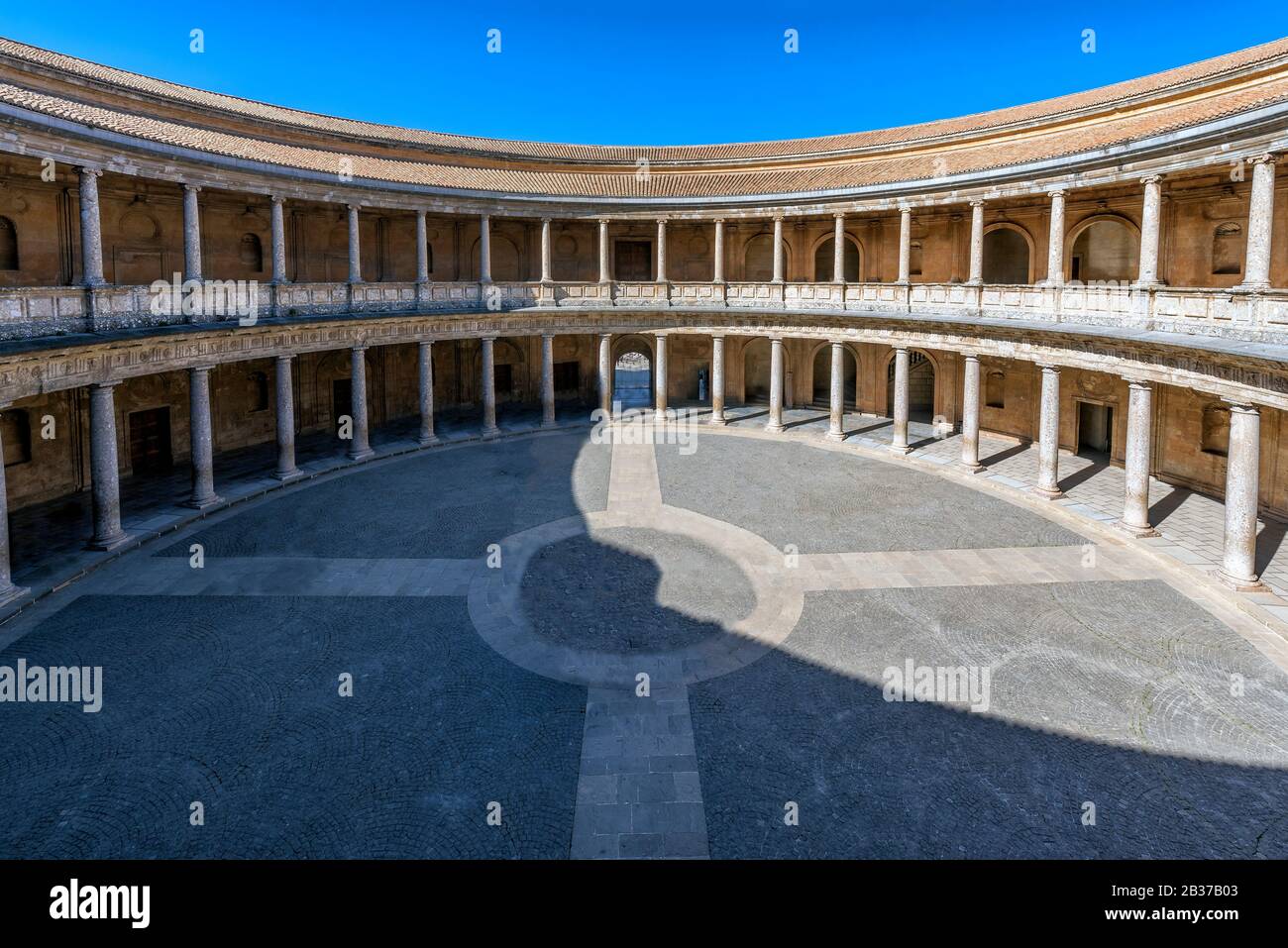 Many columns hi-res stock photography and images - Alamy