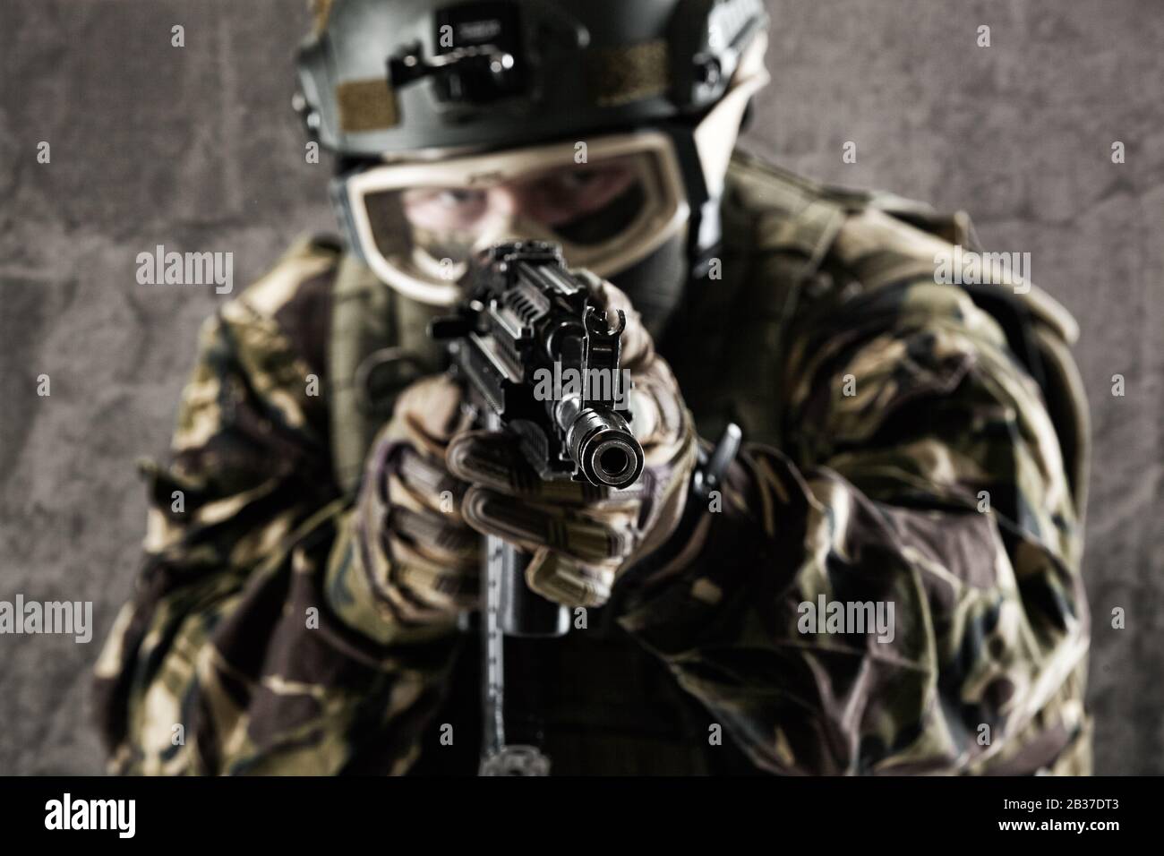 Gun helmet soldier hi-res stock photography and images - Alamy