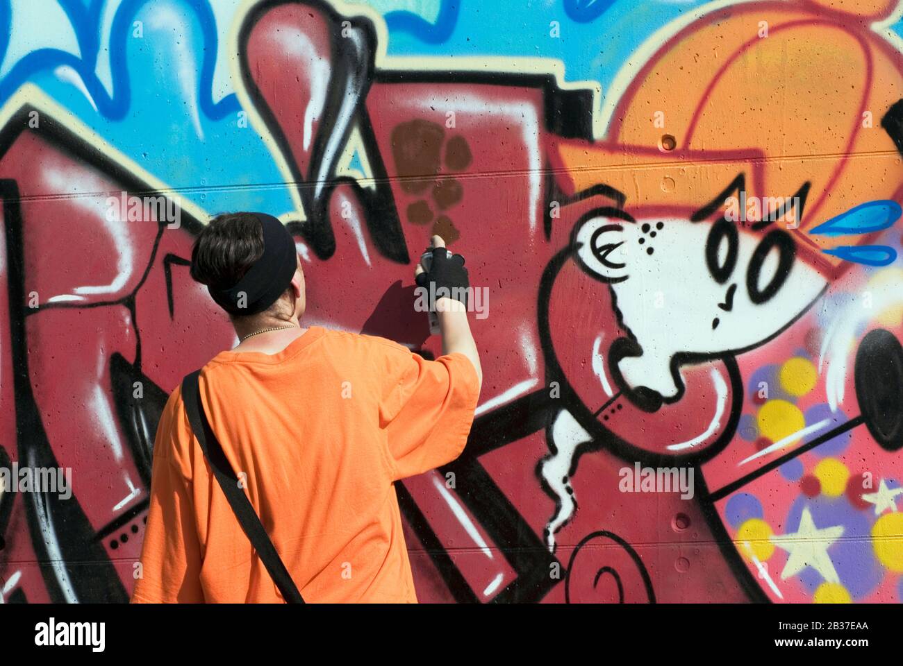 boy painting graffiti on wall Stock Photo - Alamy