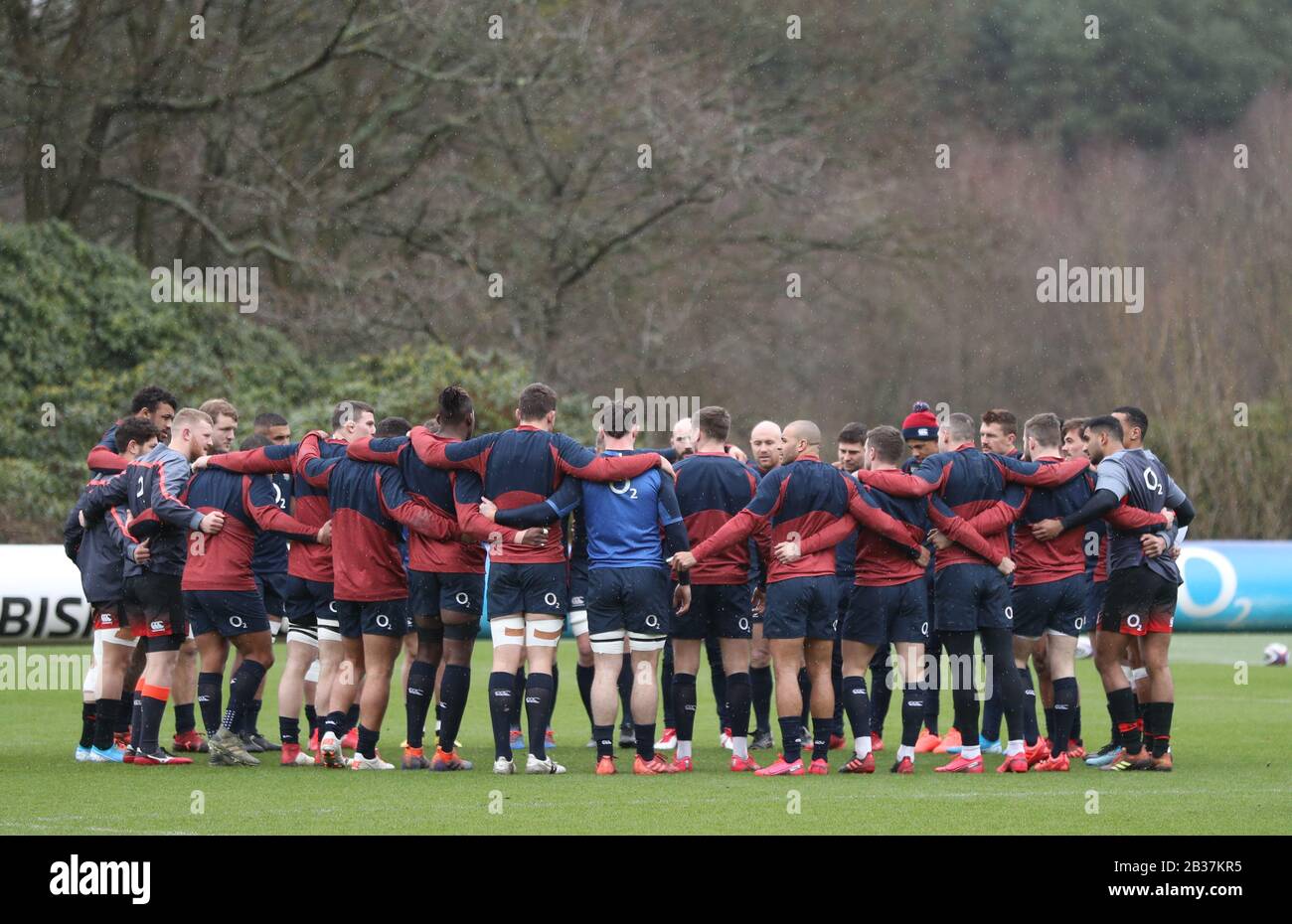 England rugby team huddle hi-res stock photography and images - Alamy