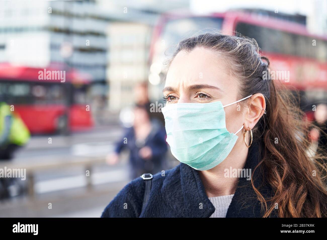 London air pollution mask hi-res stock photography and images - Alamy