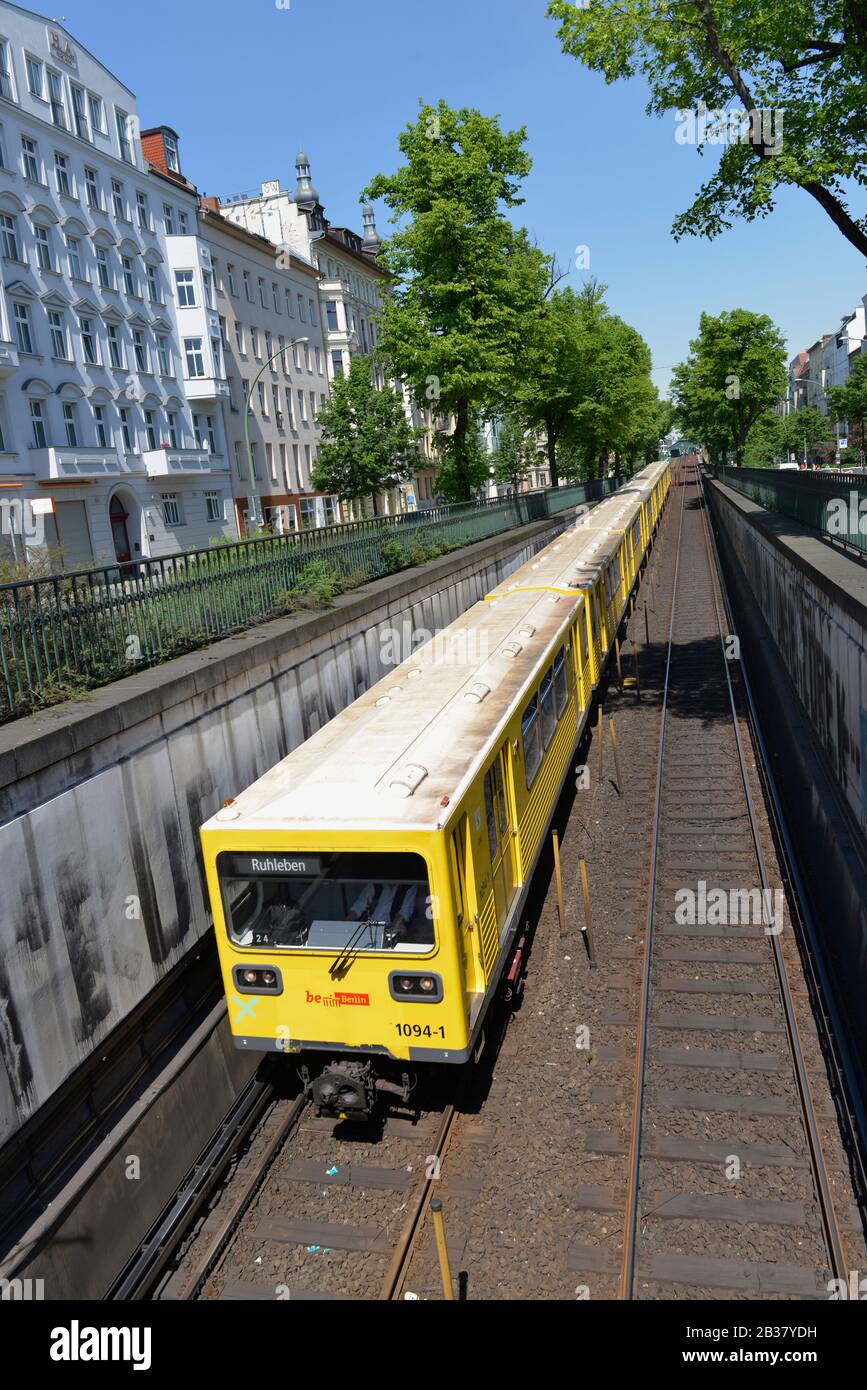 U-Bahn U2, Schoenhauser Allee, Prenzlauer Berg, Pankow, Berlin ...