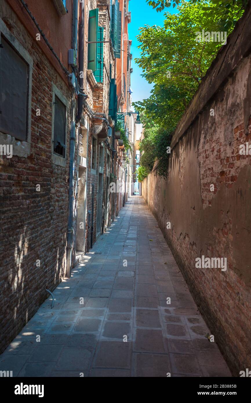 Narrowest alleyway hi-res stock photography and images - Alamy