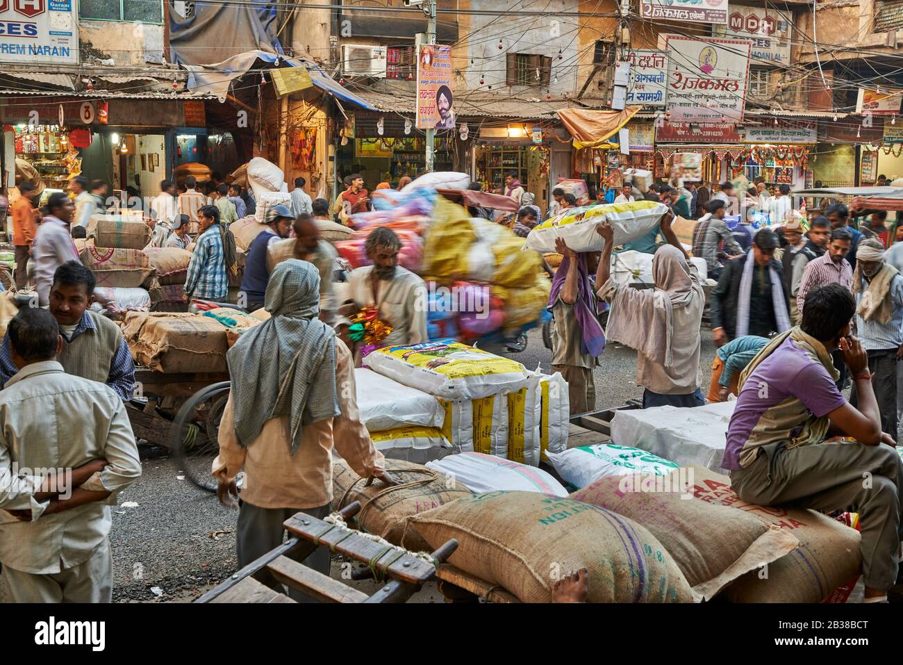 Old Dehli spice market, shops in Swami Vivekanand Marg road, Delhi ...