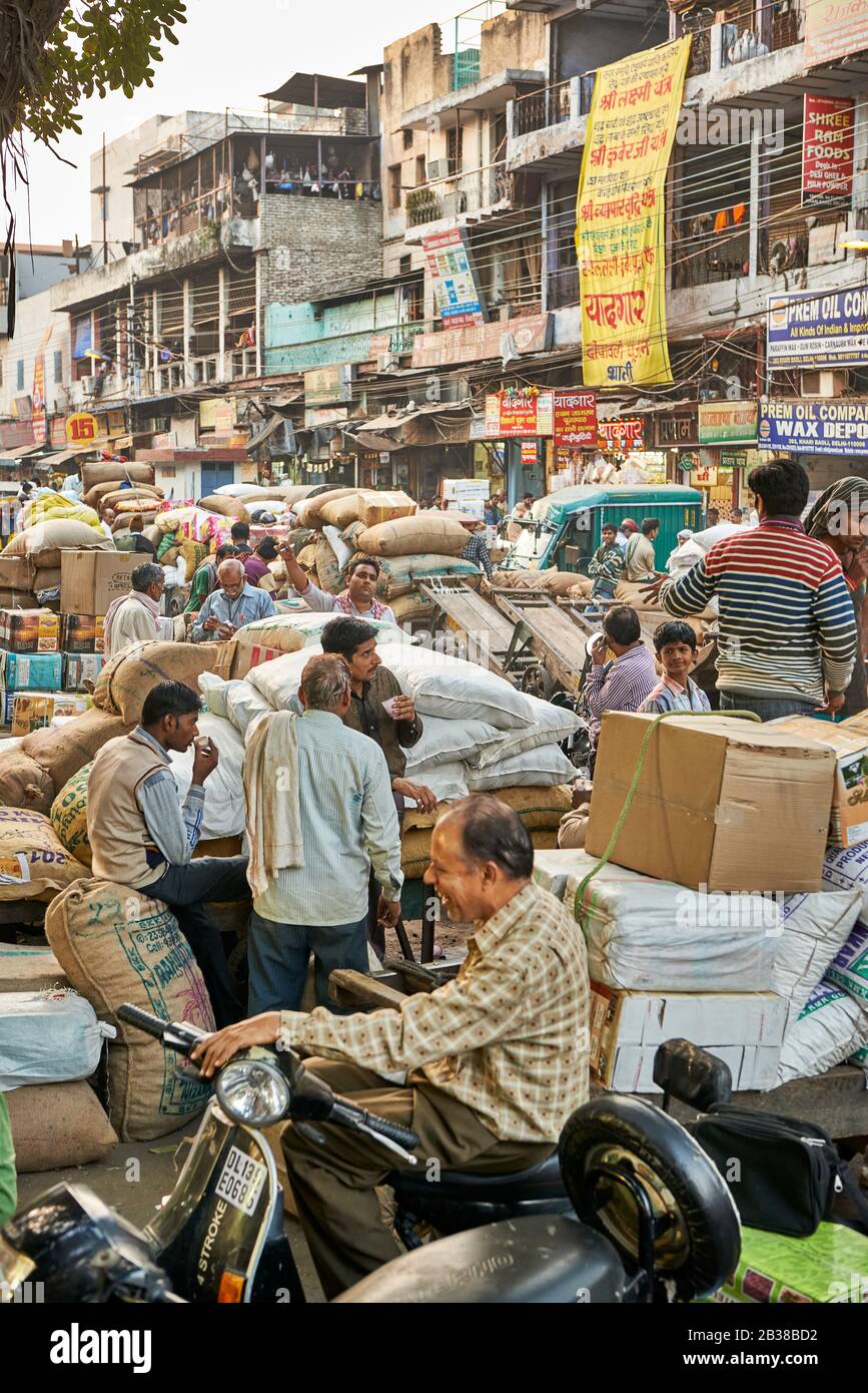 Old Dehli spice market, shops in Swami Vivekanand Marg road, Delhi ...