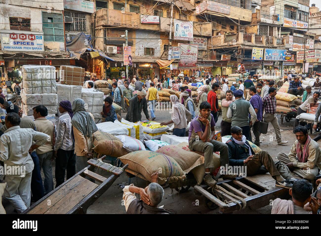 Old Dehli spice market, shops in Swami Vivekanand Marg road, Delhi ...