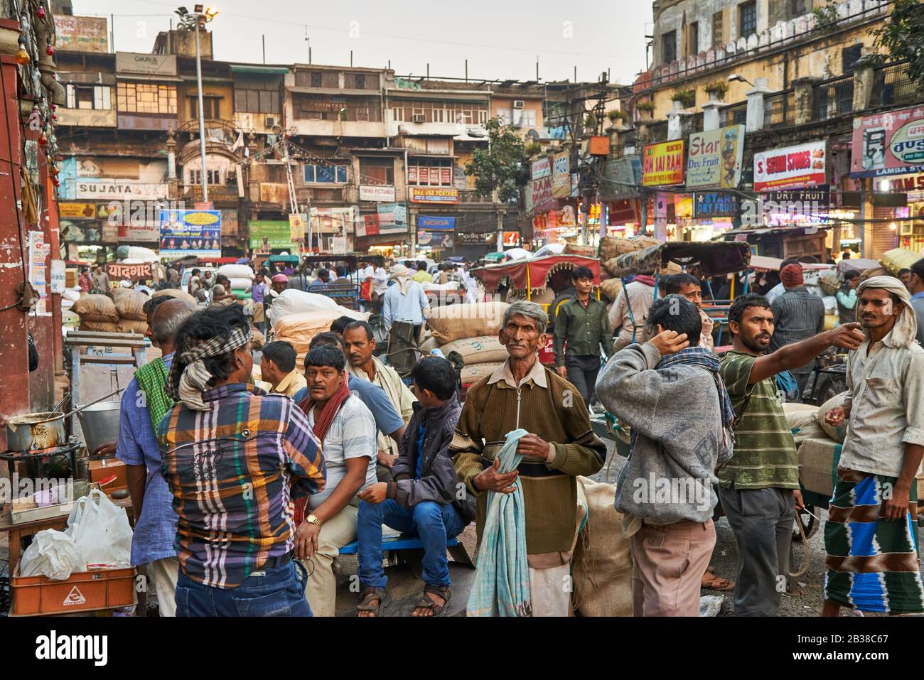 Old Dehli spice market, shops in Swami Vivekanand Marg road, Delhi ...