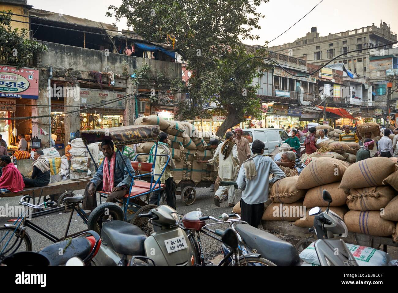 Old Dehli spice market, shops in Swami Vivekanand Marg road, Delhi ...