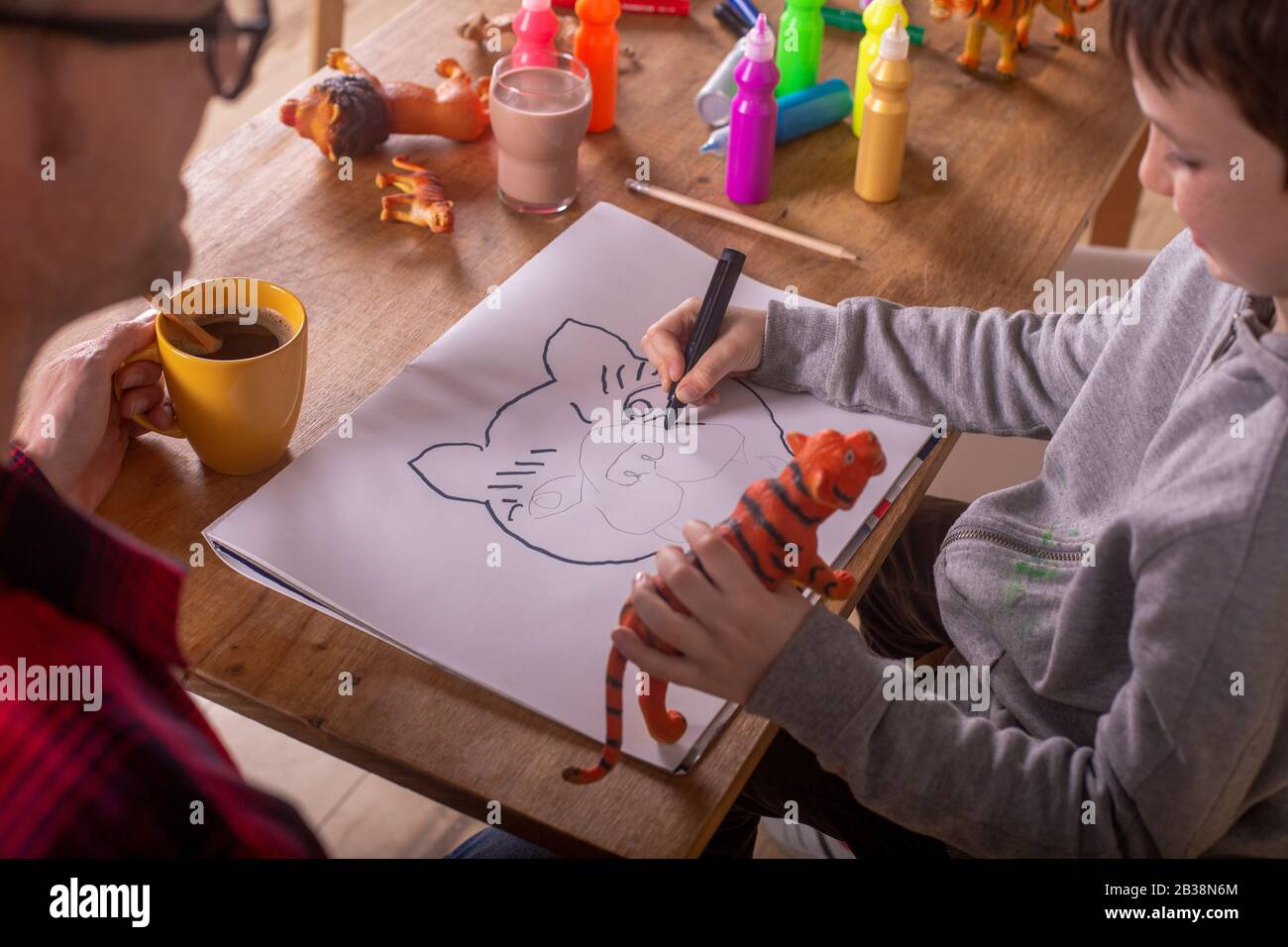 Boy drawing with his father Stock Photo - Alamy