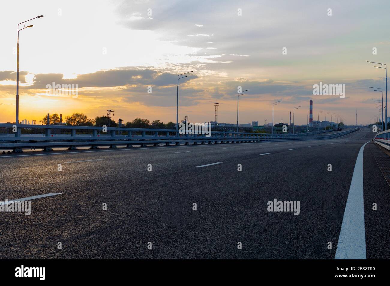 City street scene and road surface hi-res stock photography and images ...