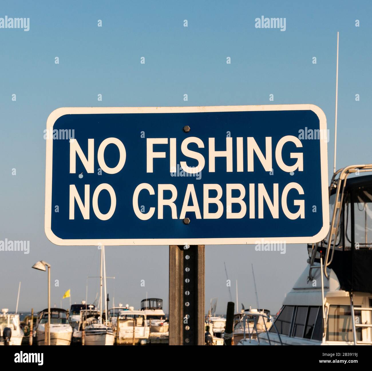 Illegal fishing warning sign hi-res stock photography and images - Alamy