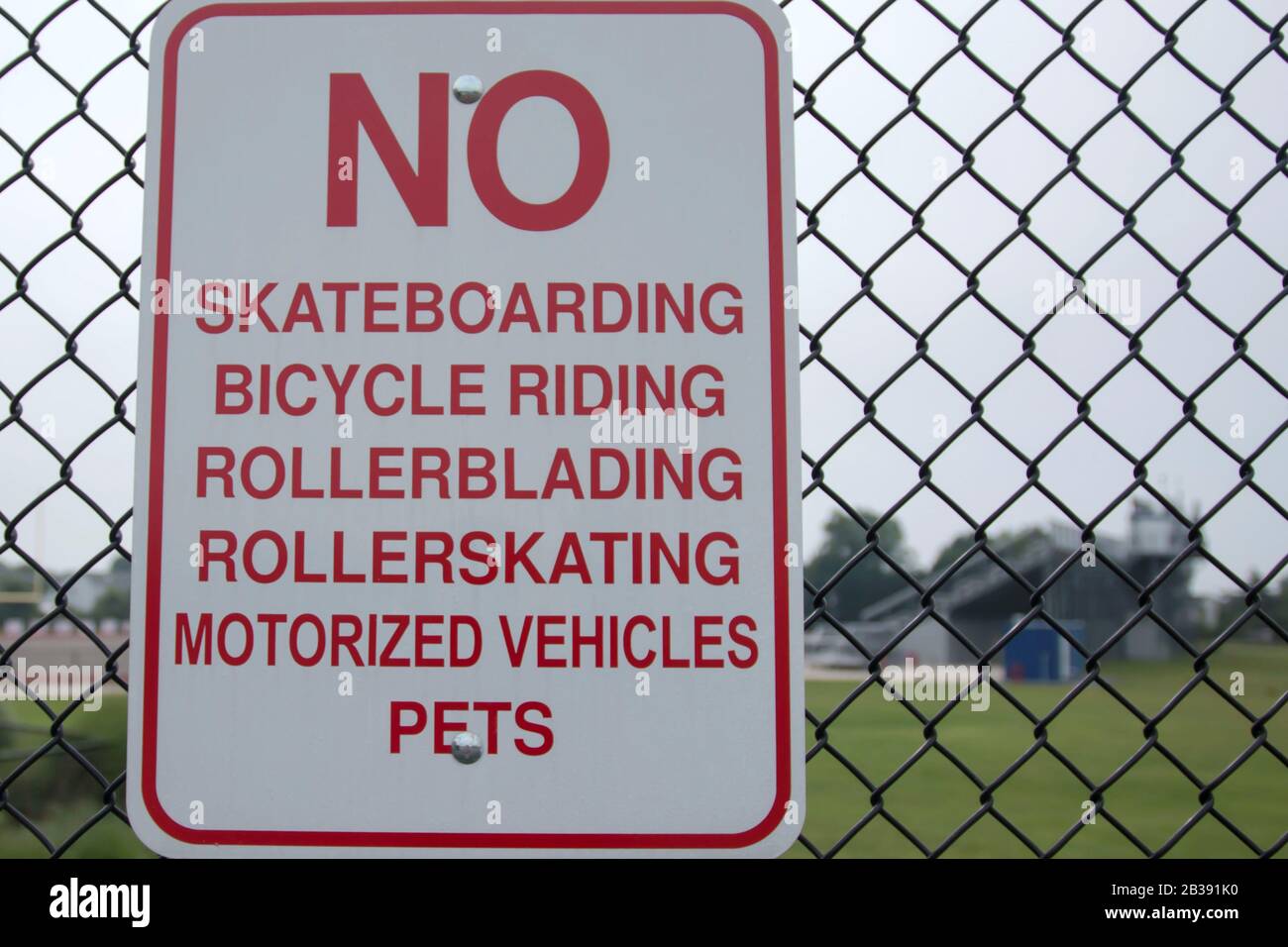Red do not enter sign no skateboarding hi-res stock photography and ...