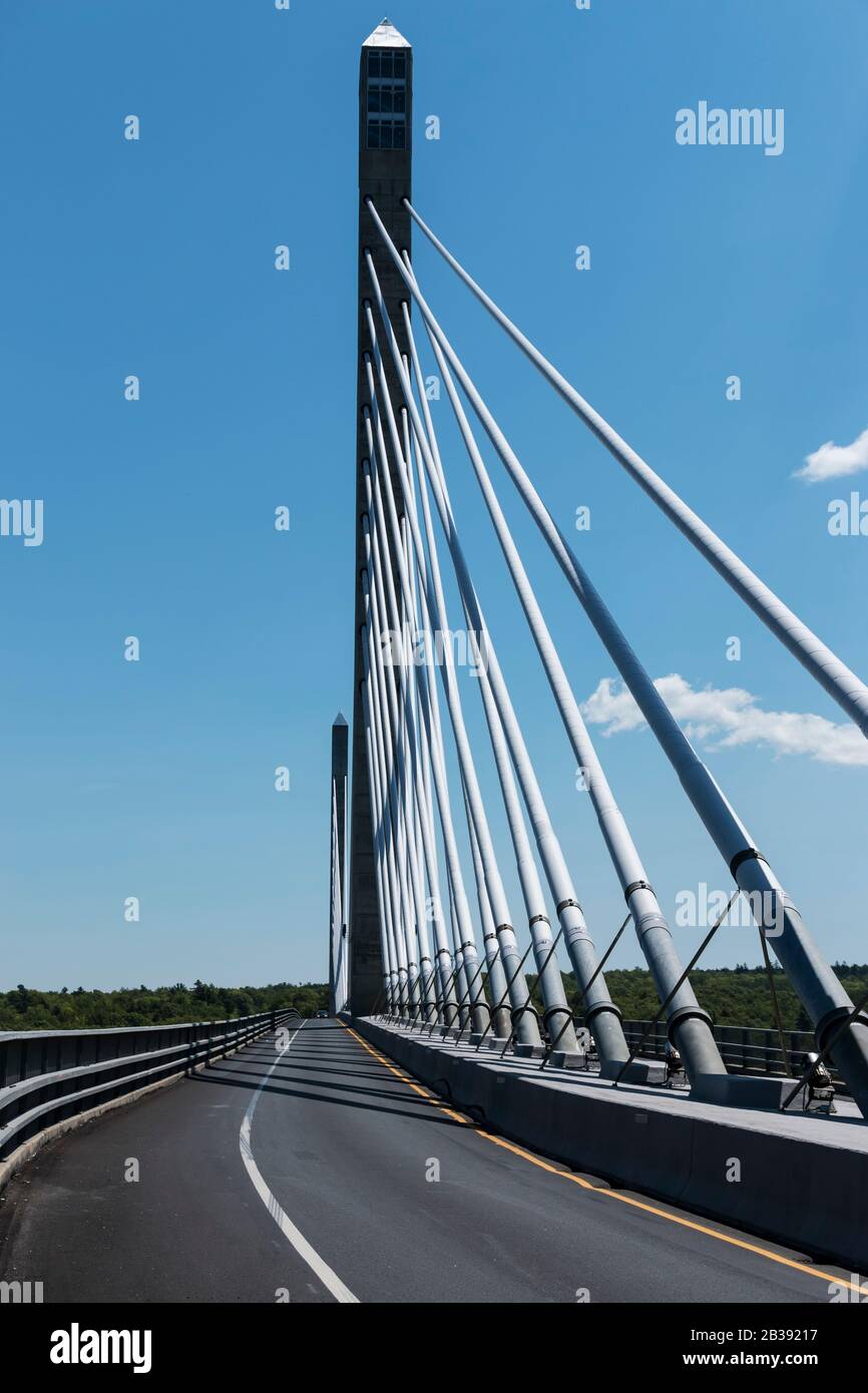 Steel bridge side view hi-res stock photography and images - Alamy