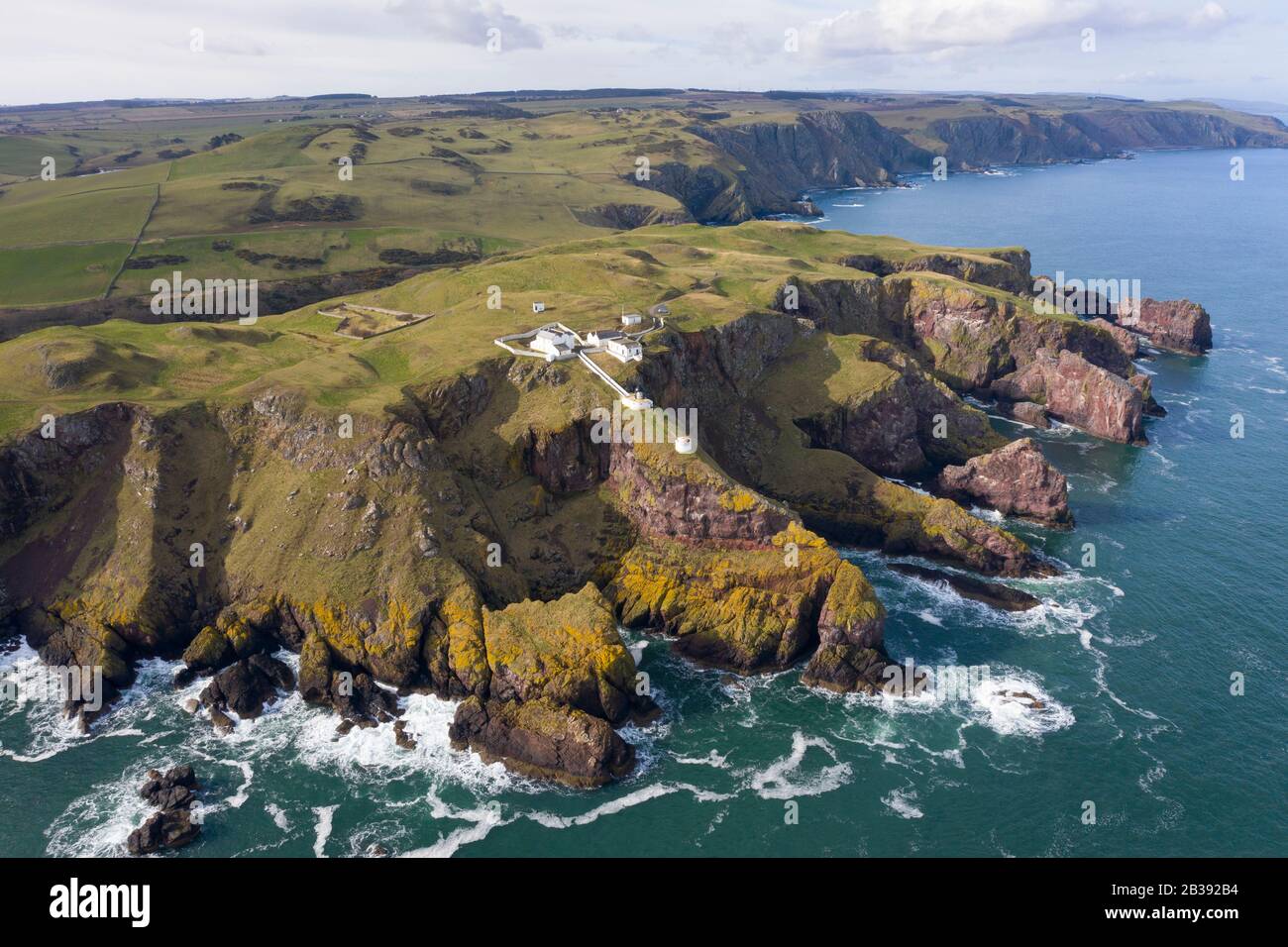 St abbs head lighthouse hi-res stock photography and images - Alamy