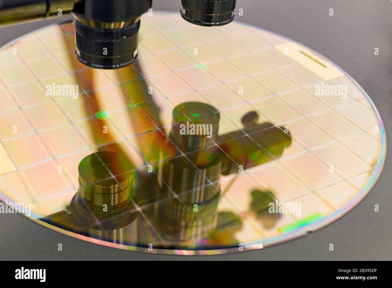 Silicon wafer in clean room hi-res stock photography and images - Alamy