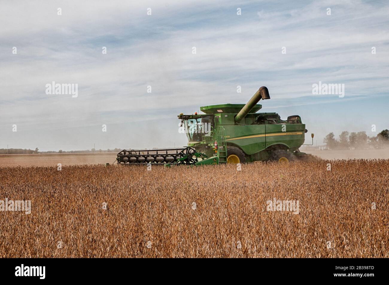 John Deere S670 combine harvesting soybeans Stock Photo - Alamy