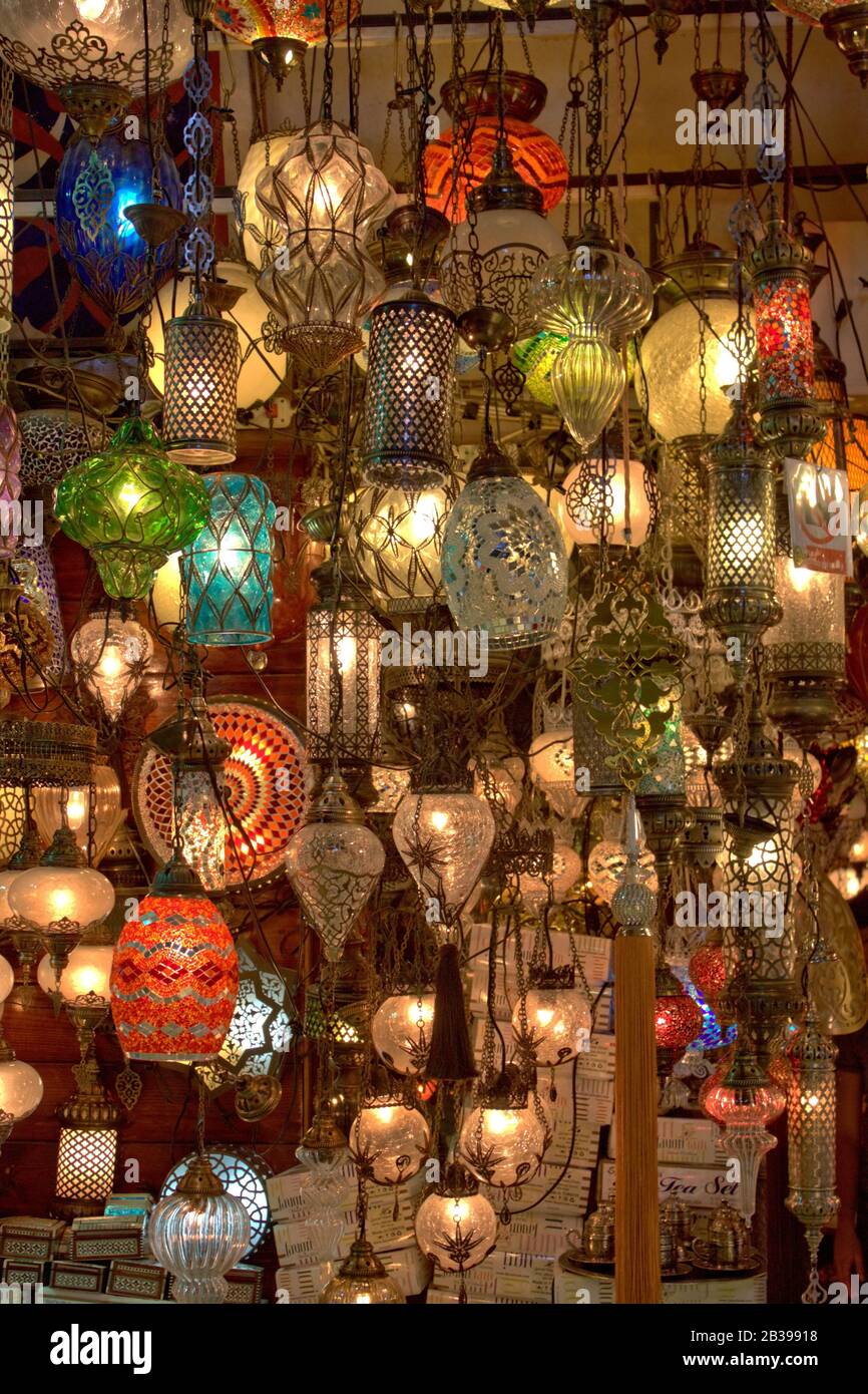 Arab lamps for sale in a market stall in Istanbul, Turkey Stock Photo ...