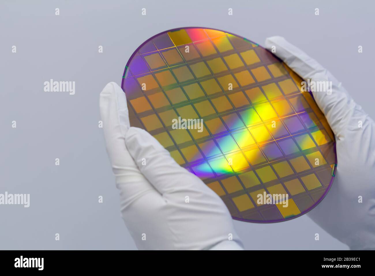 Silicon wafers workers hi-res stock photography and images - Alamy