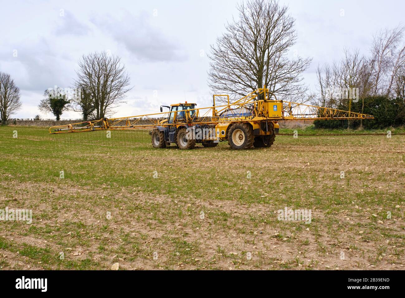 JCB 2155 Fastrac with a trailed Chafer E Series crop sprayer applying ...