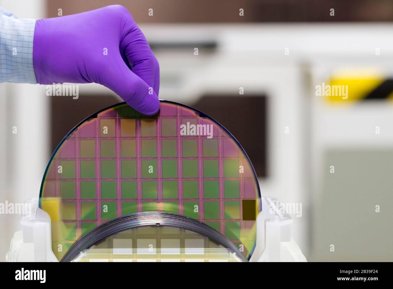 Silicon wafer in clean room hi-res stock photography and images - Alamy