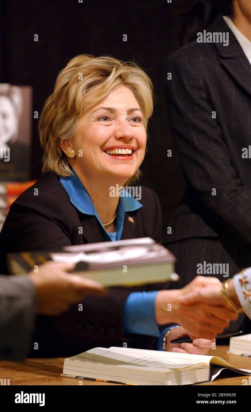 Politics shaking hands book hi-res stock photography and images - Alamy