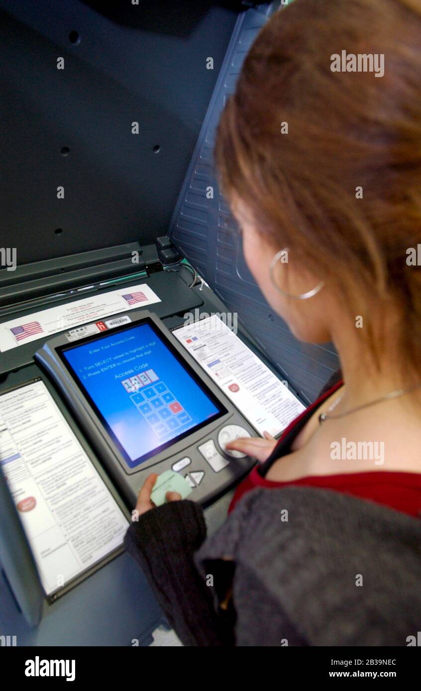 Electronic voting machine booths hi-res stock photography and images ...