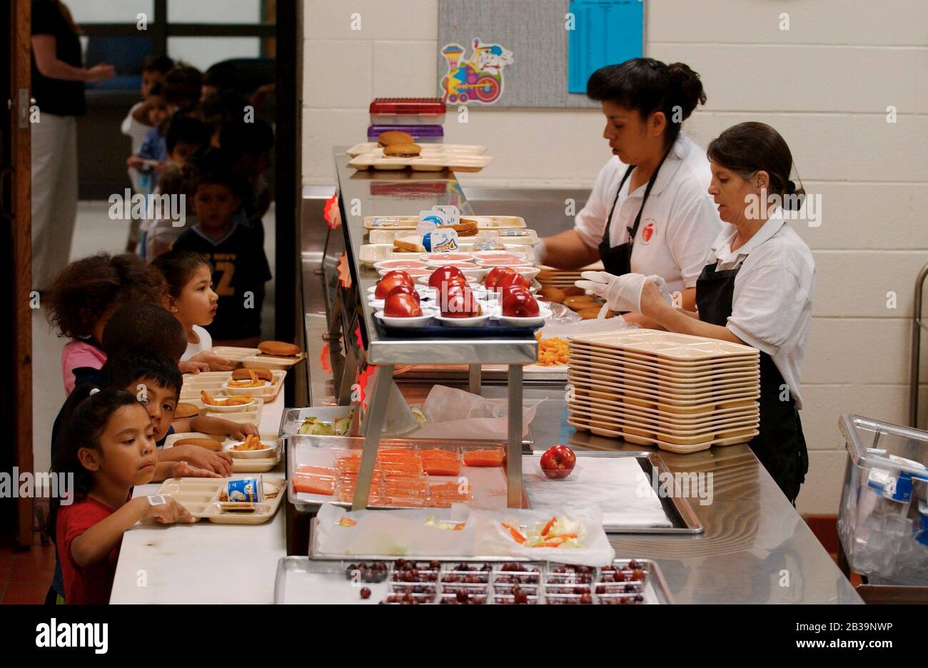 School students in cafeteria line hi-res stock photography and images - Alamy
